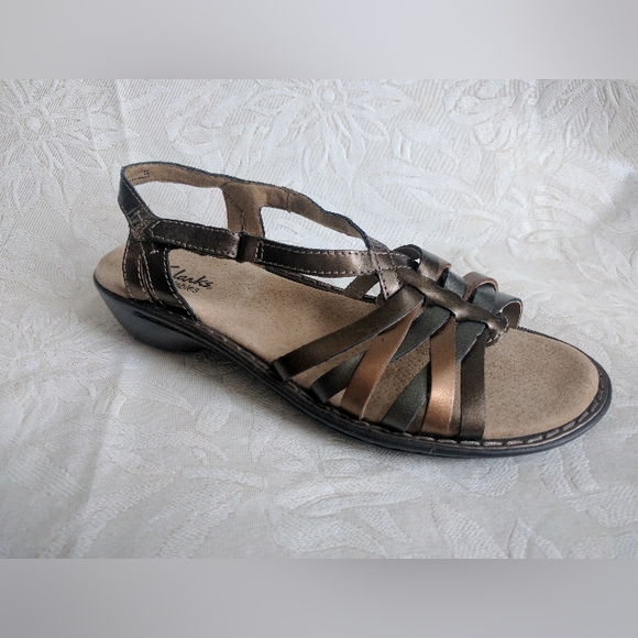 Clarks | Shoes | Clarks 7m Leather Metallic Sandals Flat Strappy Open ...